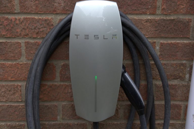 What's the Difference Between Tethered and Untethered EV Chargers?